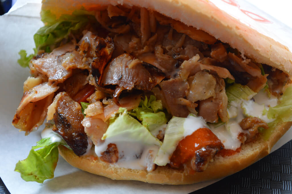 Eet jij wel eens een broodje kebab? Dan word je hier echt niet vrolijk ... Eet jij wel eens een broodje kebab? Dan word je hier echt niet vrolijk ...