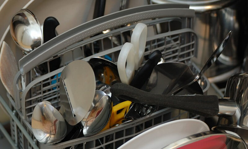 Vuile vaat in de afwasmachine, moet je dit nu wél of niét voorspoelen ...