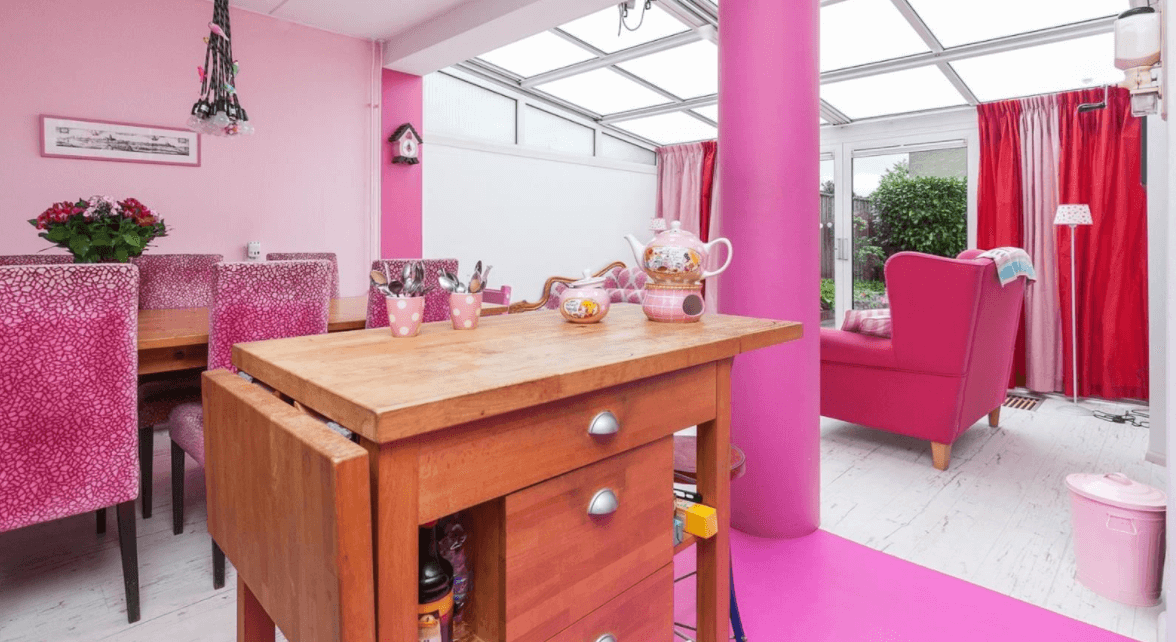 Hou je van roze? Dan moet je dít bijzondere huis op Funda eens bekijken...