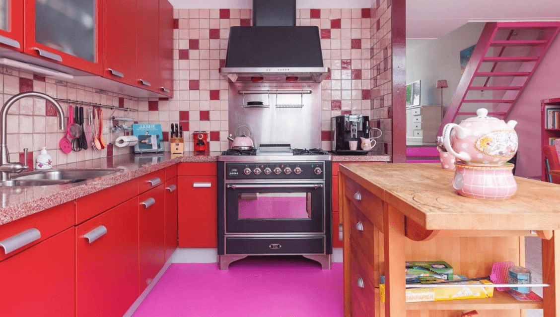 Hou je van roze? Dan moet je dít bijzondere huis op Funda eens bekijken...