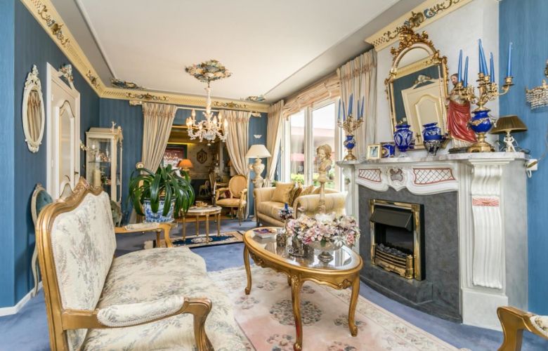 Huisje op Funda blijkt ware hofzaal. Moet je de binnenkant eens zien!