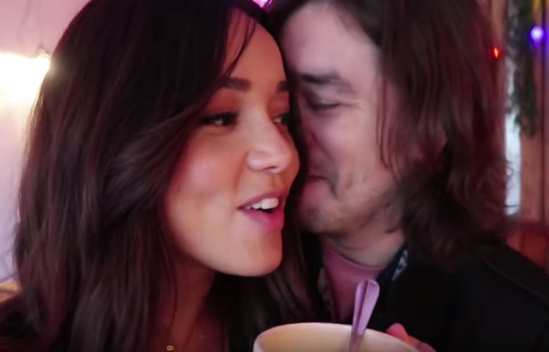 Bibi en Waylon delen eerste herkenbare foto van dochter Teddy