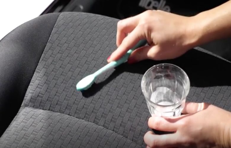 Vlek in de autobekleding? Zo verwijder je ‘m snel en makkelijk